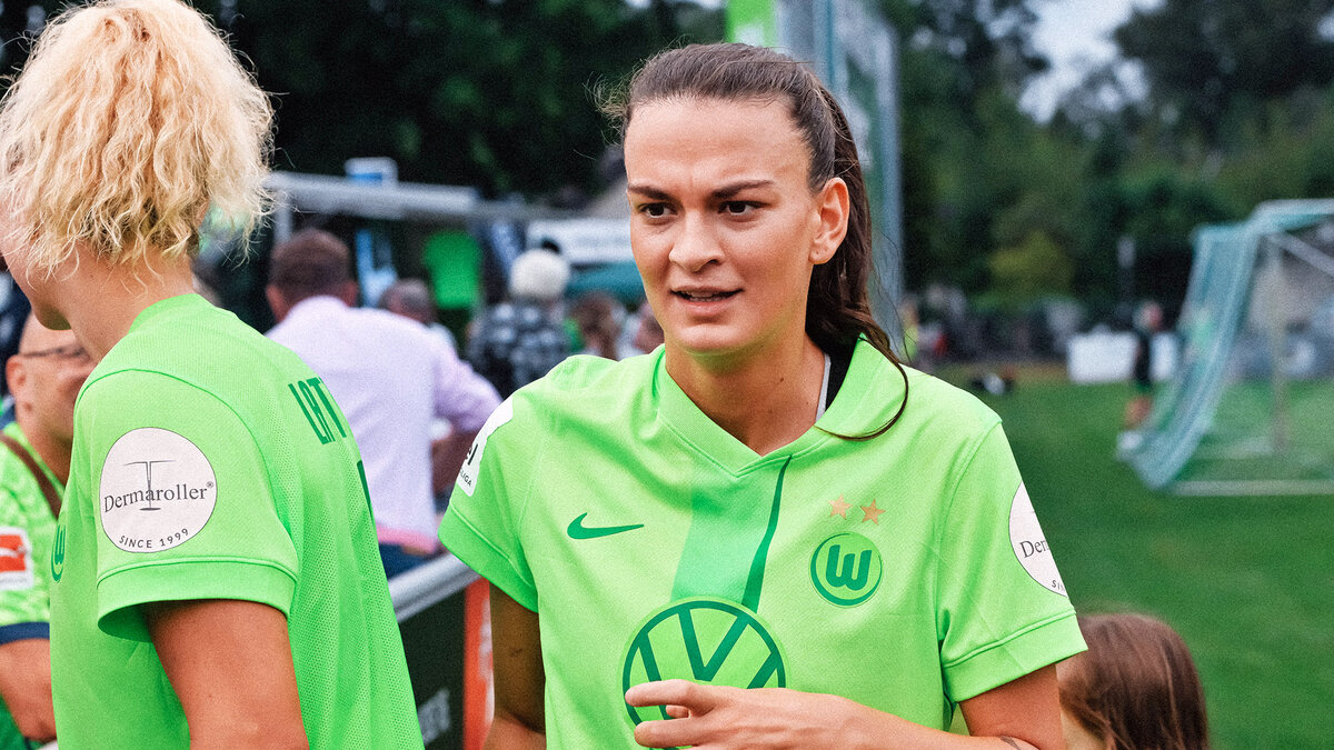 Riola Xhemaili pens extension | VfL Wolfsburg